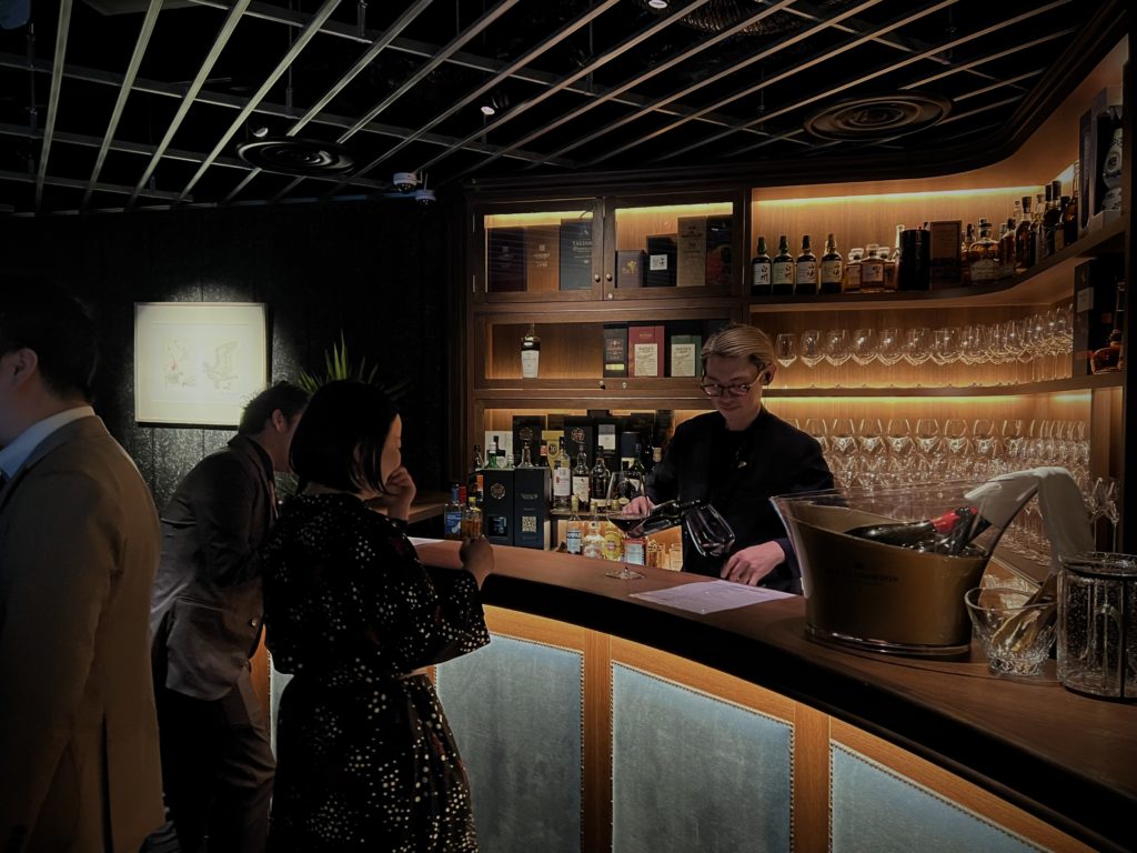 【大量写真あり】圧倒的世界観！30代男がTHEATER 010へ潜入してみた！ – invite